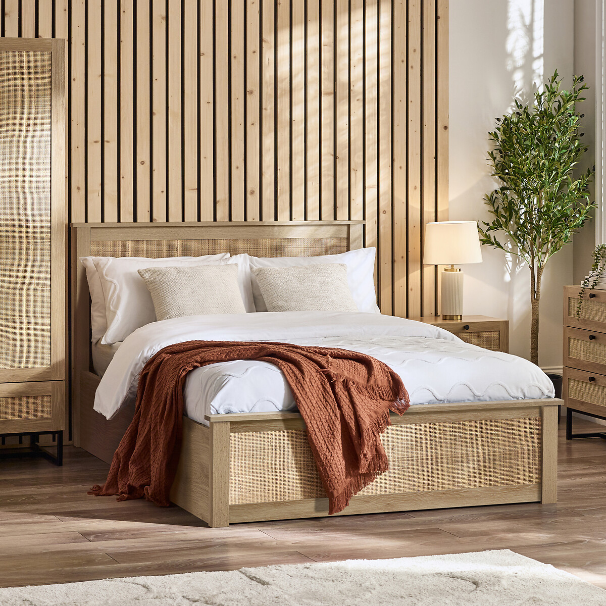 Sandra solid oak rattan bed black So home La Redoute
